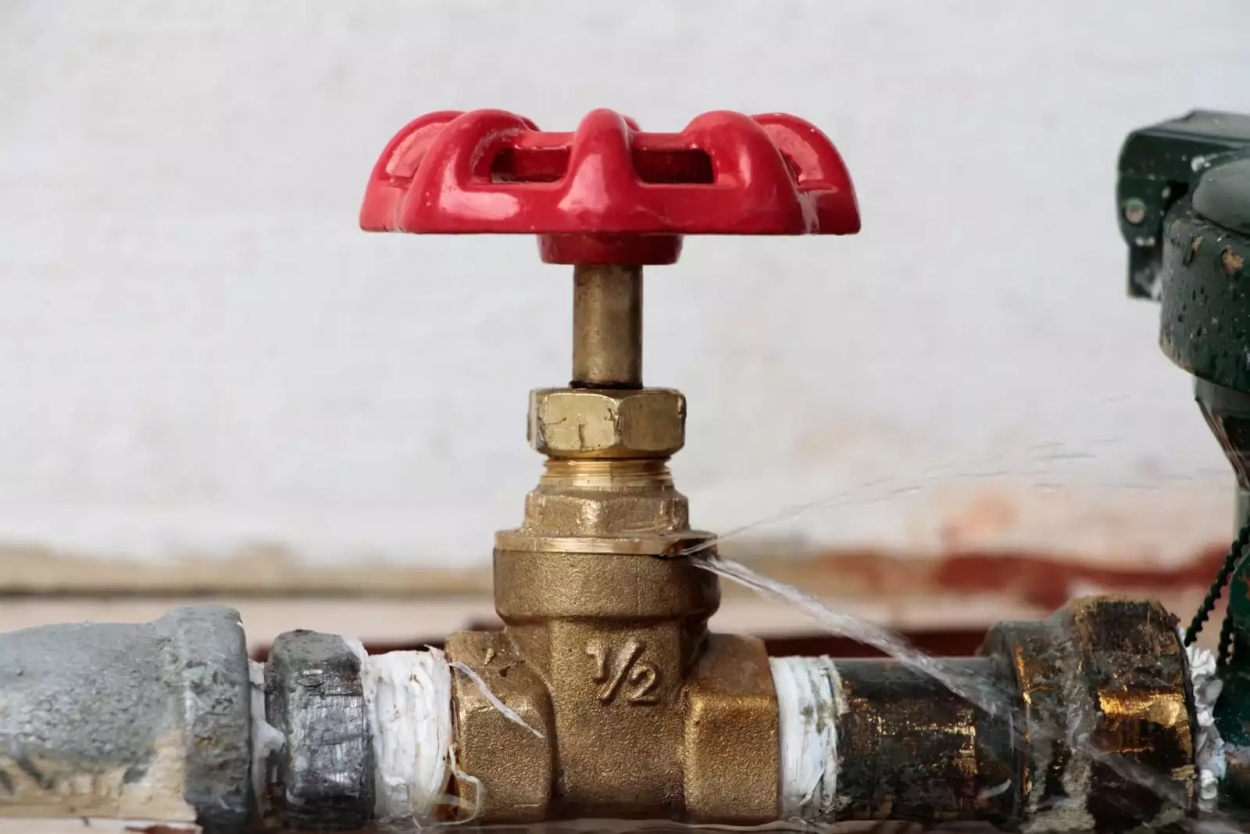How to Stop a Pipe Leak While You Wait for a Plumber